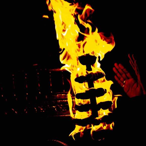 The tale of fire and water – Ganga Aarti , Haridwar – East Indian Traveller